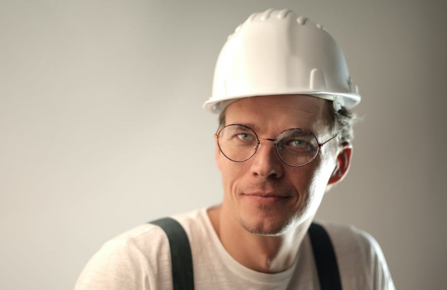 Arti Warna Helm Safety Dalam Pekerjaan Proyek - RIANJAYA